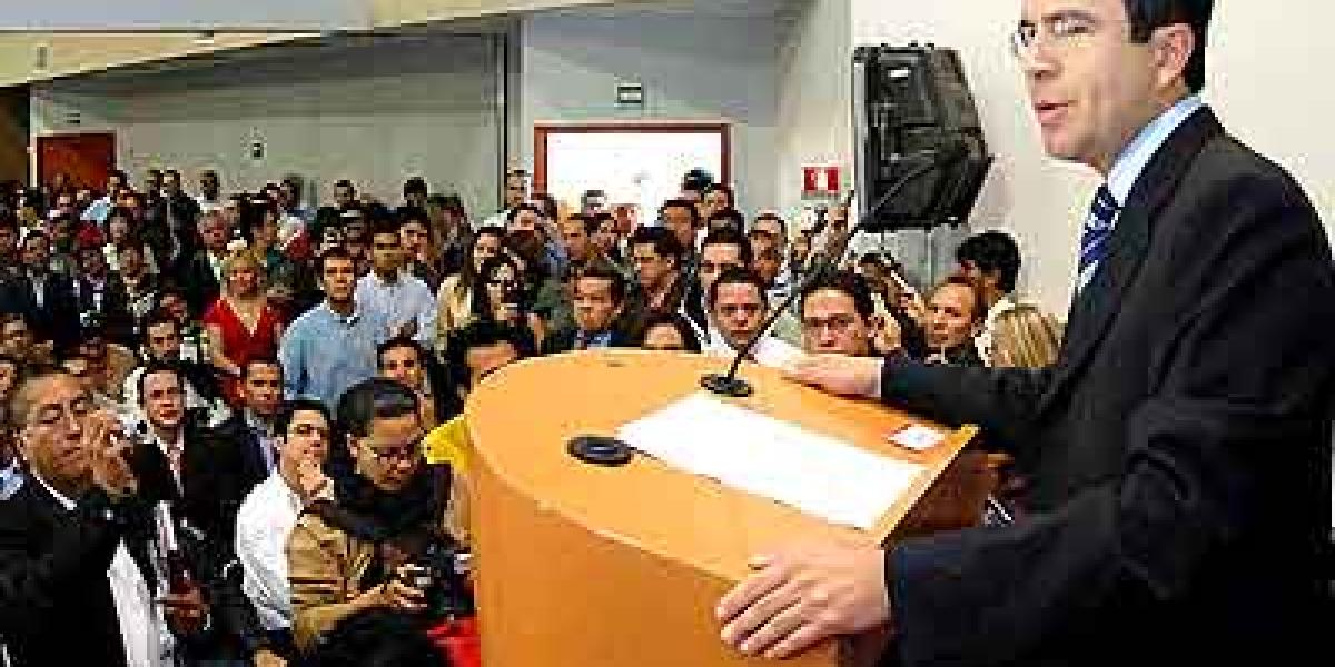 César Nava registra su precandidatura a diputado federal