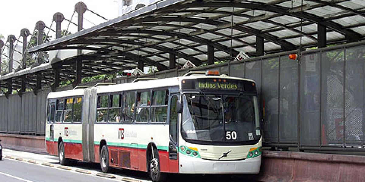 Choque de automóvil invade parte del Metrobús Chilpancingo