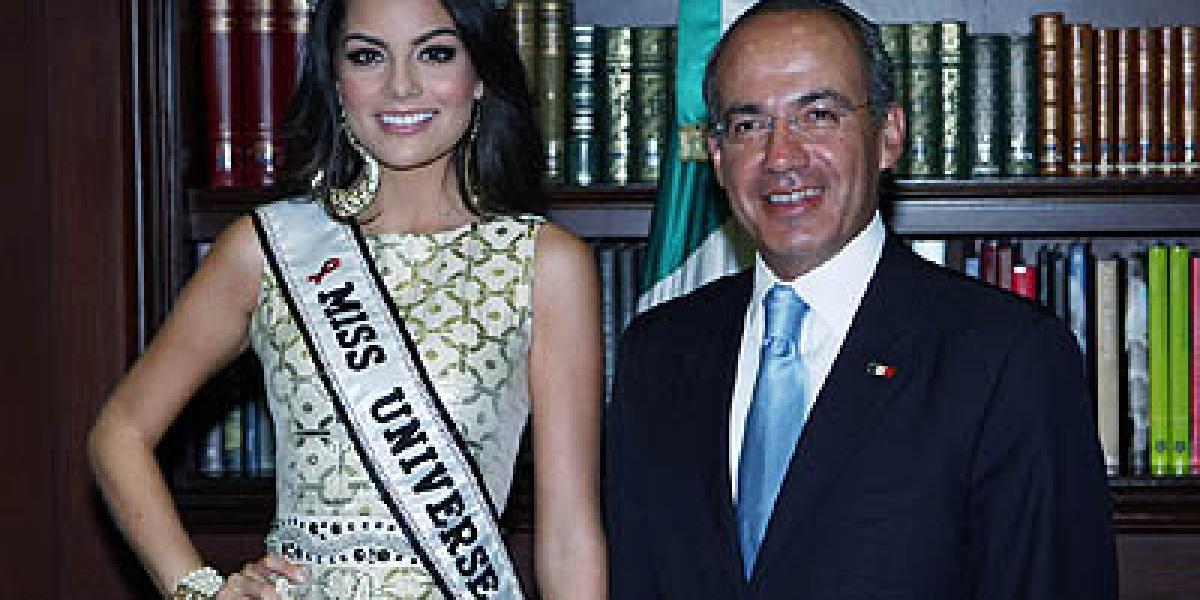 Calderón recibe a Miss Universo