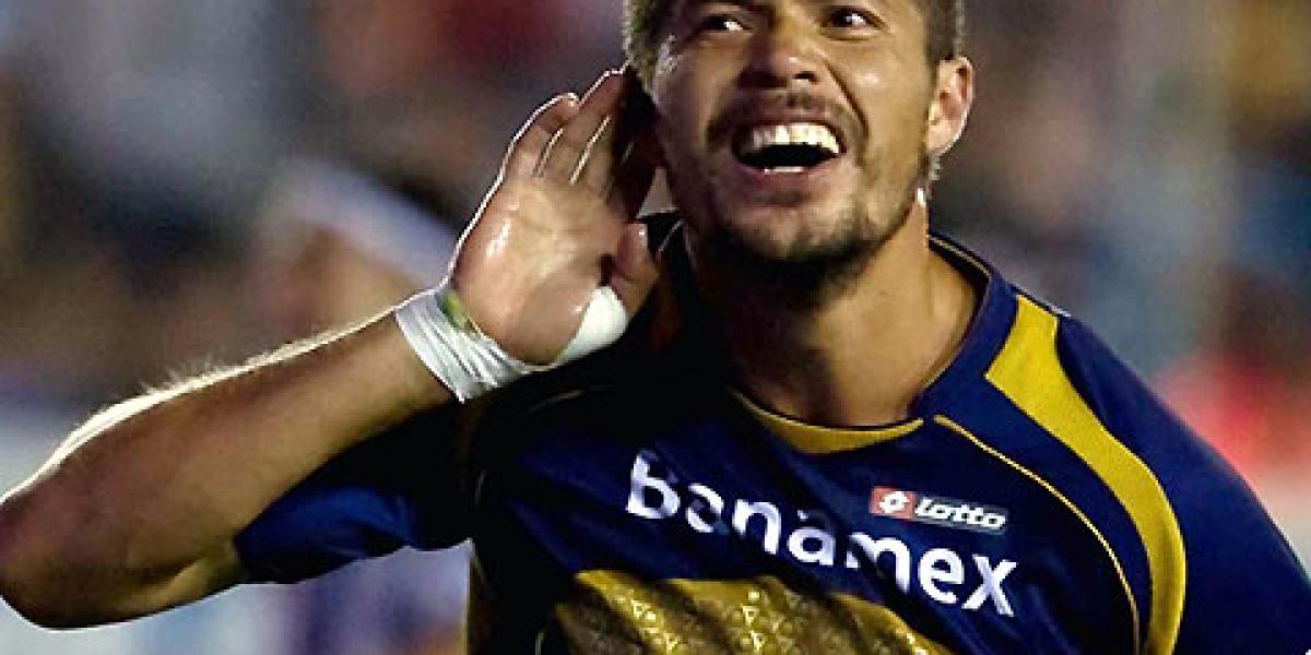 Pumas obsequian triunfo a Bernal