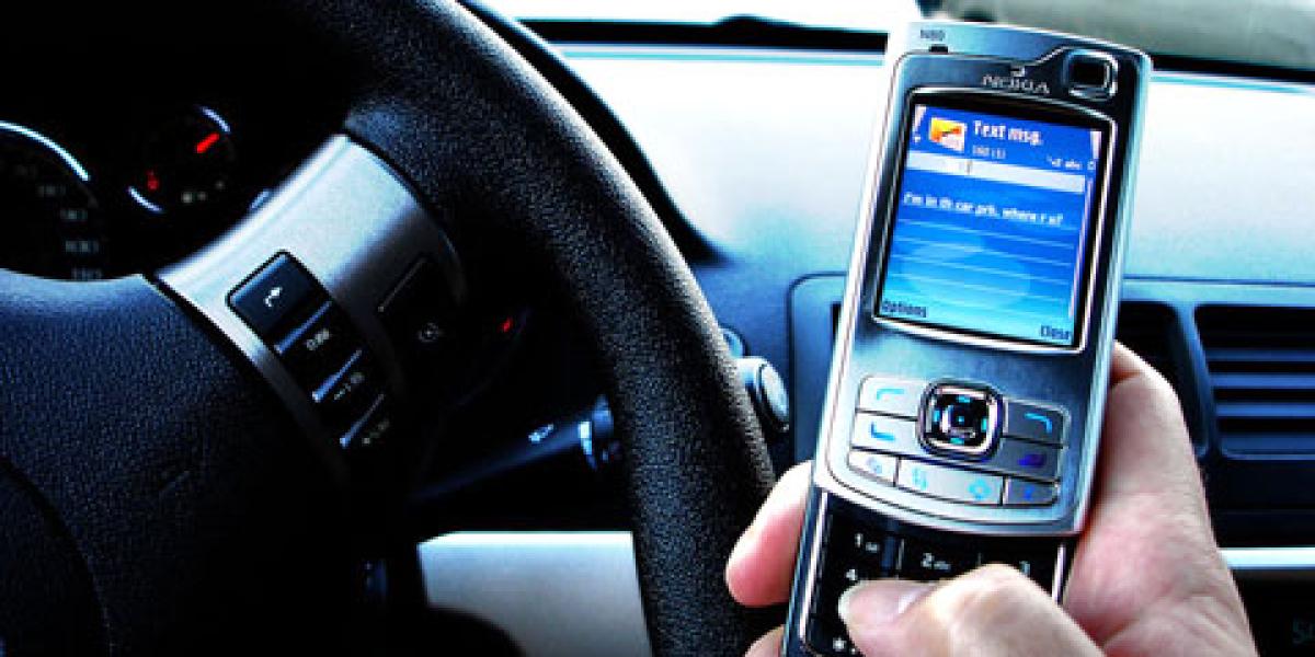 Textear aumenta riesgo de accidentes viales