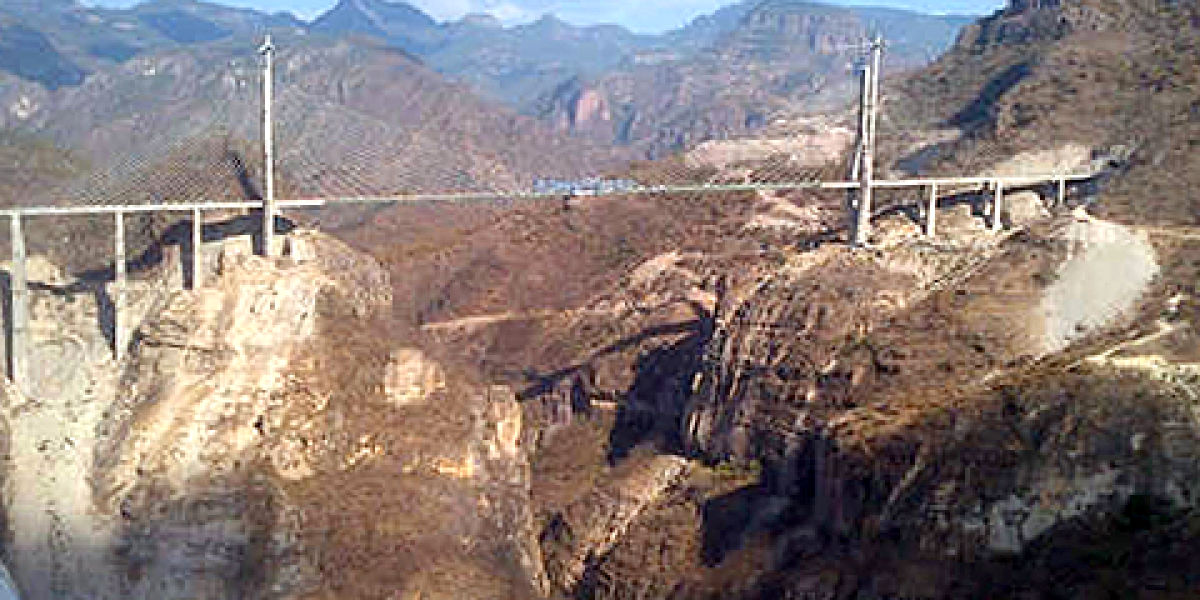 Calderón recibe record Guinness por Puente Baluarte