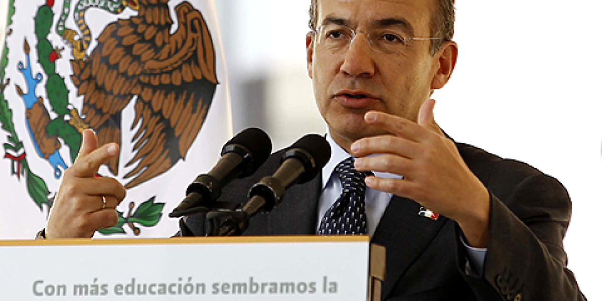 Calderón firma obligatoriedad del bachillerato