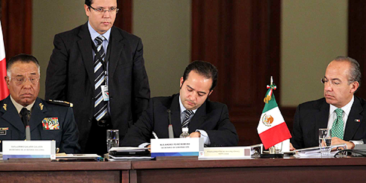 Calderón firma convenio para blindar elecciones