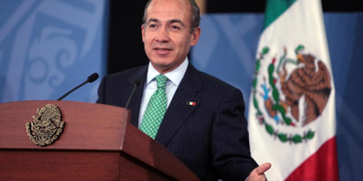 Felipe Calderón firma decreto de protección a periodistas