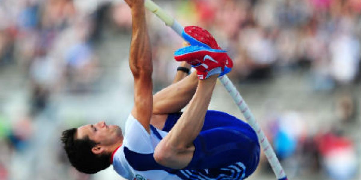 Francés Renaud Lavillenie gana oro en salto con pértiga