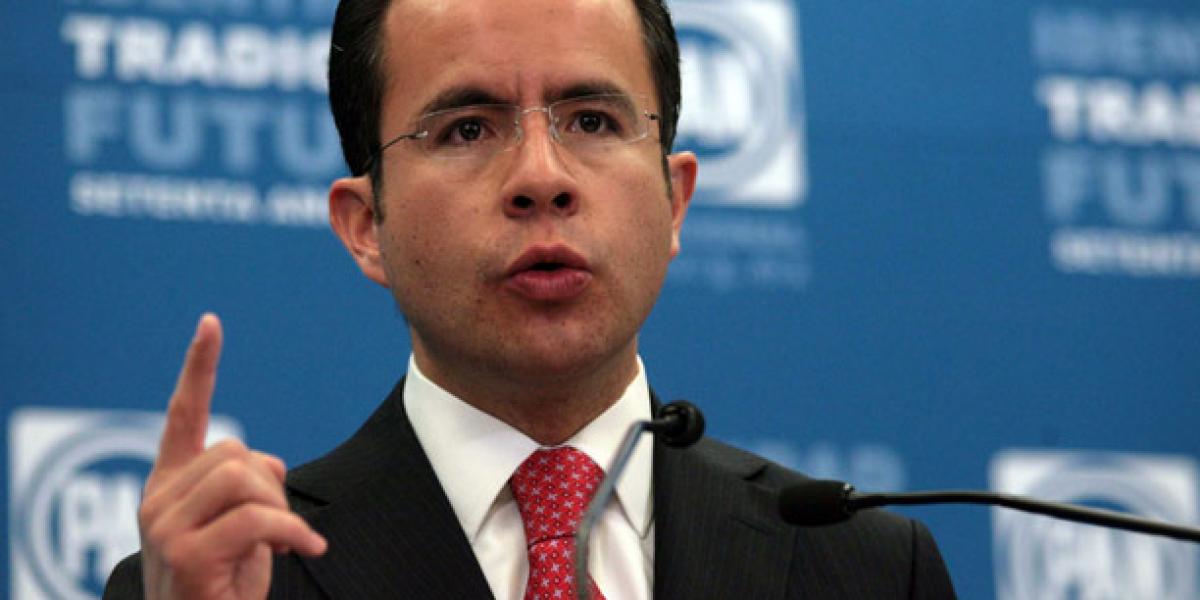 César Nava y sus tres casas de varios millones de pesos