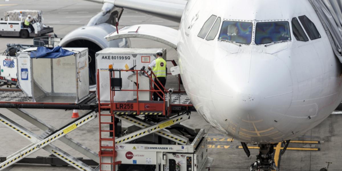 Carga aérea desde China "modera" su avance en agosto y septiembre