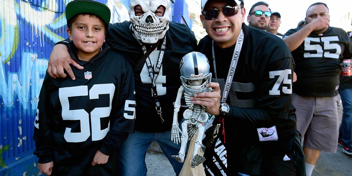 Raiders triunfa en regreso de NFL a México
