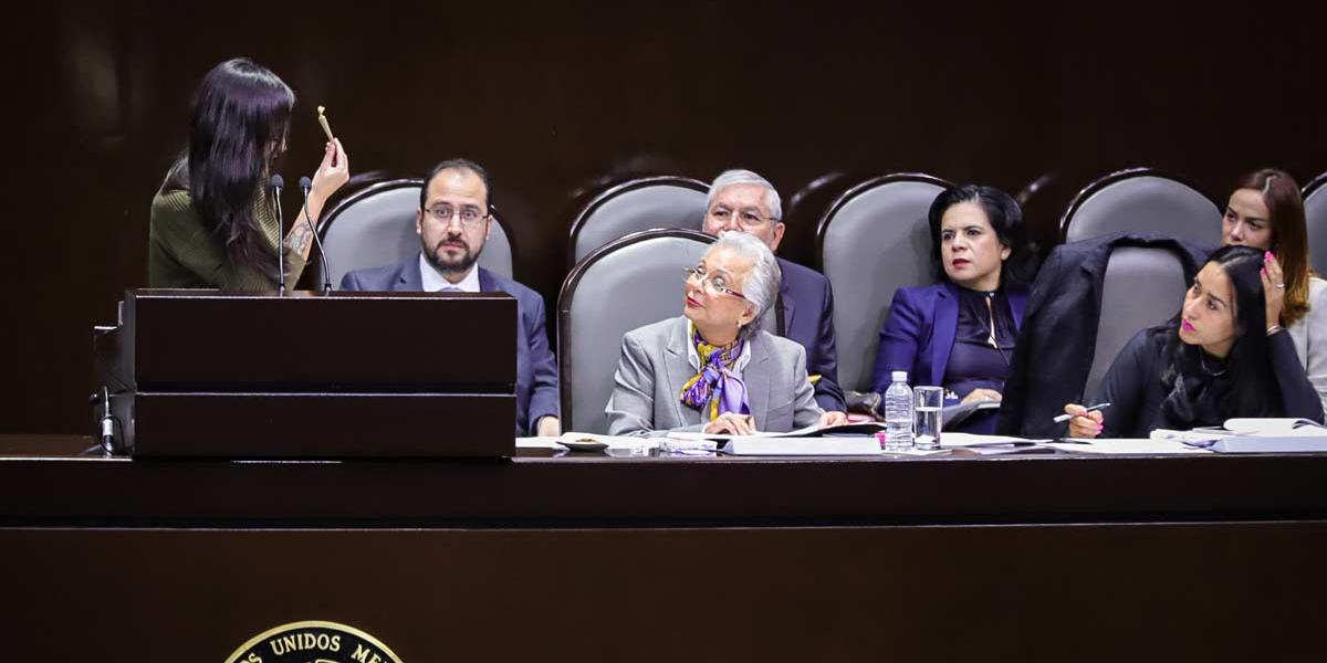 La diputada Ana Lucía Riojas le regala un churro de mariguana a Olga ...