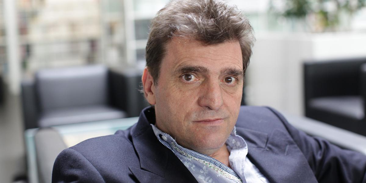 Serna gana Premio Pacheco de Excelencia en las Letras