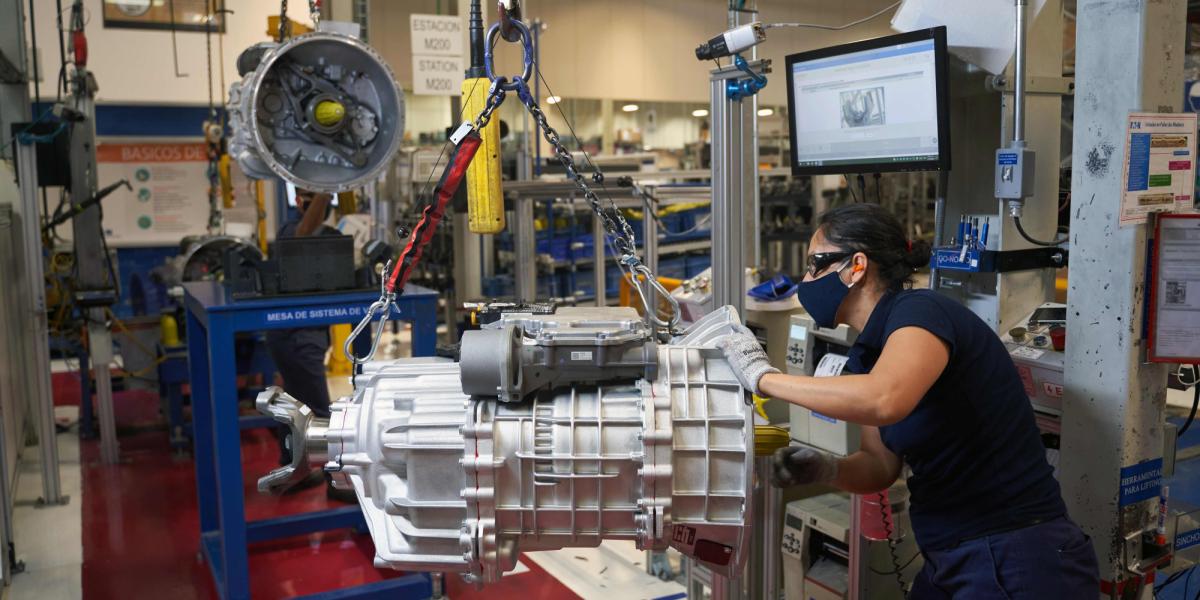 México y EU reabren plantas automotrices