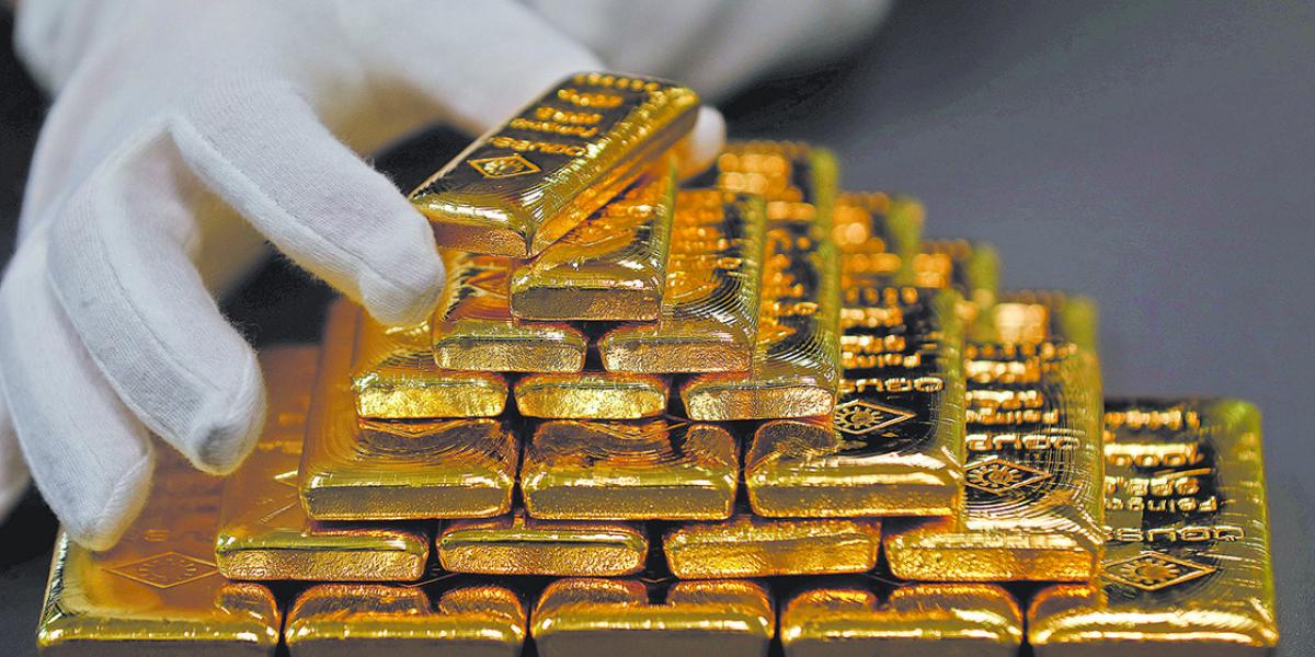 Oro cierra estable, inversionistas esperan noticias de Medio Oriente