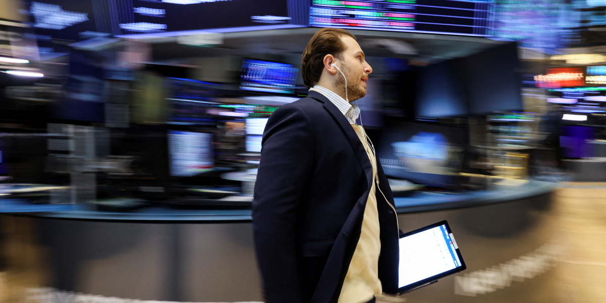 Wall Street cierra dispar ante debilidad de las tecnológicas