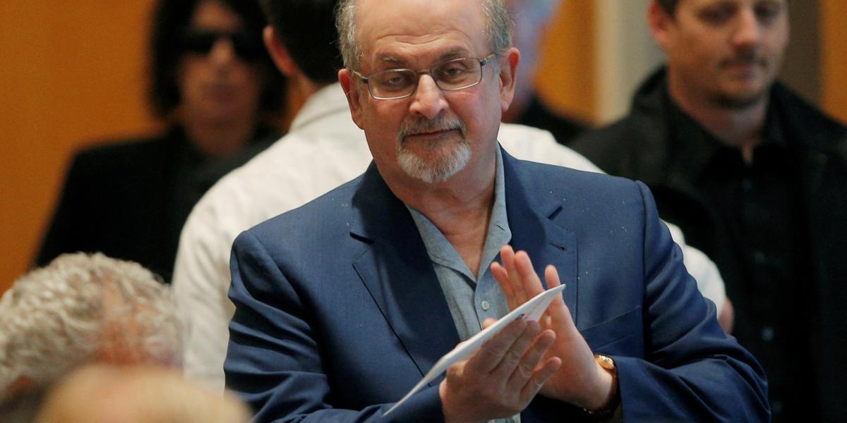 Apuñalan a Salman Rushdie en acto público en Nueva York