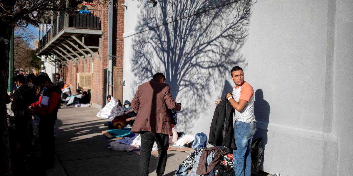 El Paso, Texas declara emergencia por la oleada de migrantes desde México