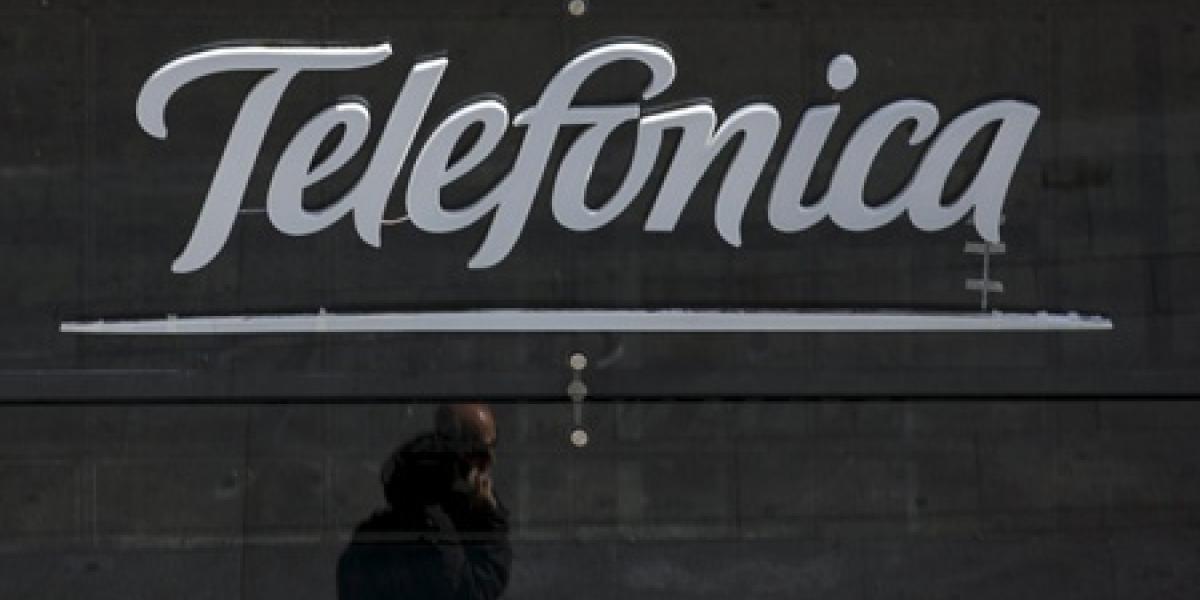 Telefónica vende el 64% de su negocio de fibra óptica en Perú