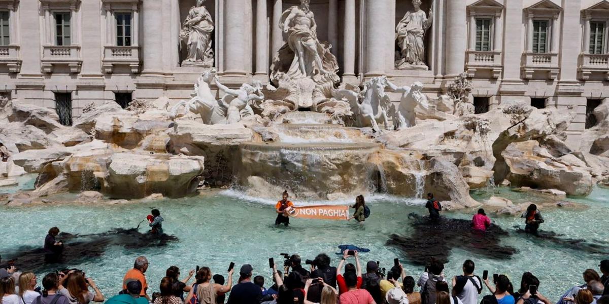 Activistas pintan de negro el agua de la Fontana di Trevi en Roma Activistas pintan de negro el agua de la Fontana di Trevi en Roma
