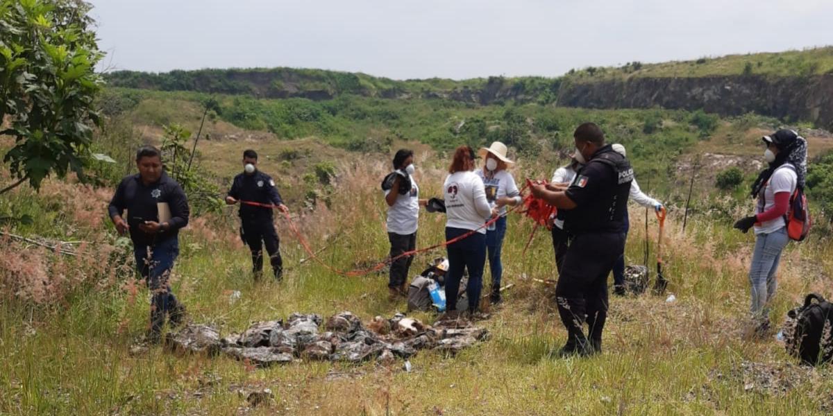 Madres buscadoras encuentran 27 bolsas con restos humanos en fosa de Jalisco