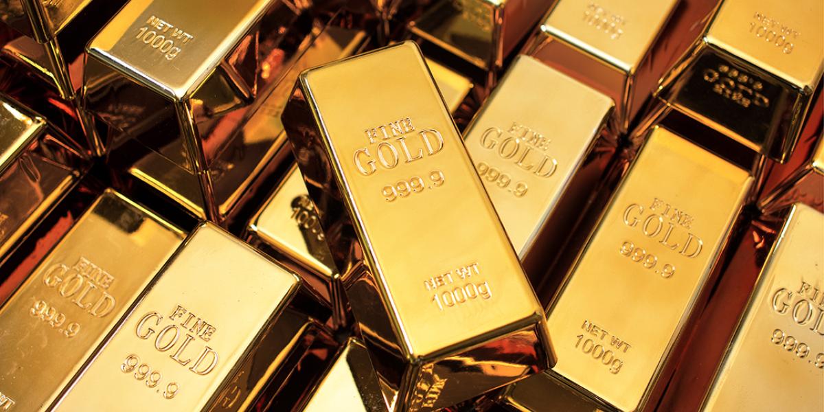 Oro cae tras cinco días con ganancias; perfila mejor semana desde abril