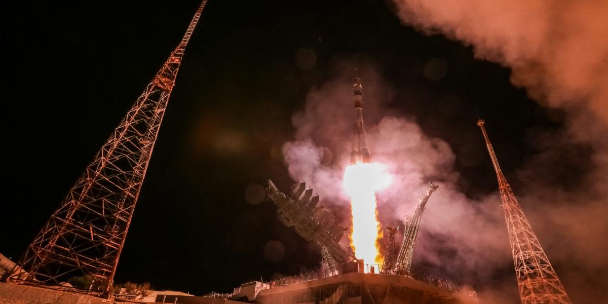 Cohete Soyuz llega a la ISS con dos rusos y una estadounidense a bordo