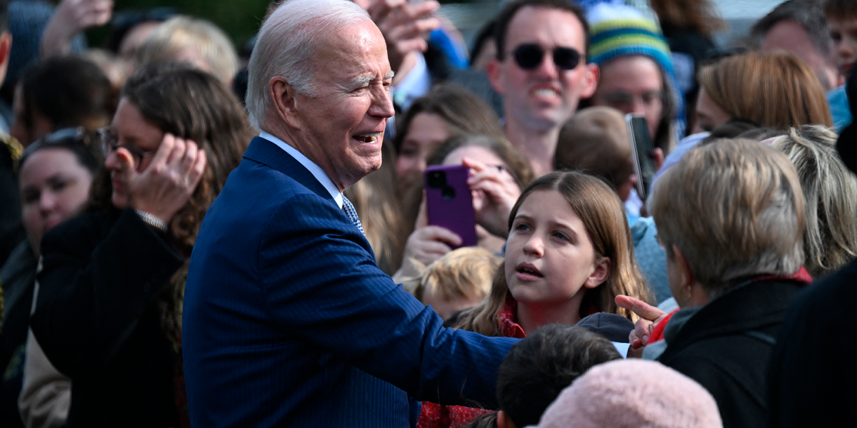 Biden cumple 81 años y los votantes de EU muestran preocupación por su edad