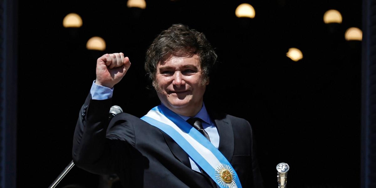 Javier Milei asume presidencia de Argentina con un llamado a un ajuste económico contundente