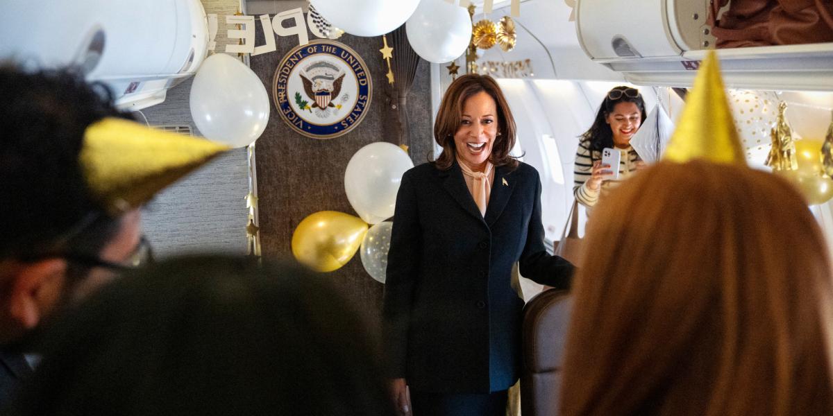Harris cumple 60 años y celebra criticando los 78 años de Trump