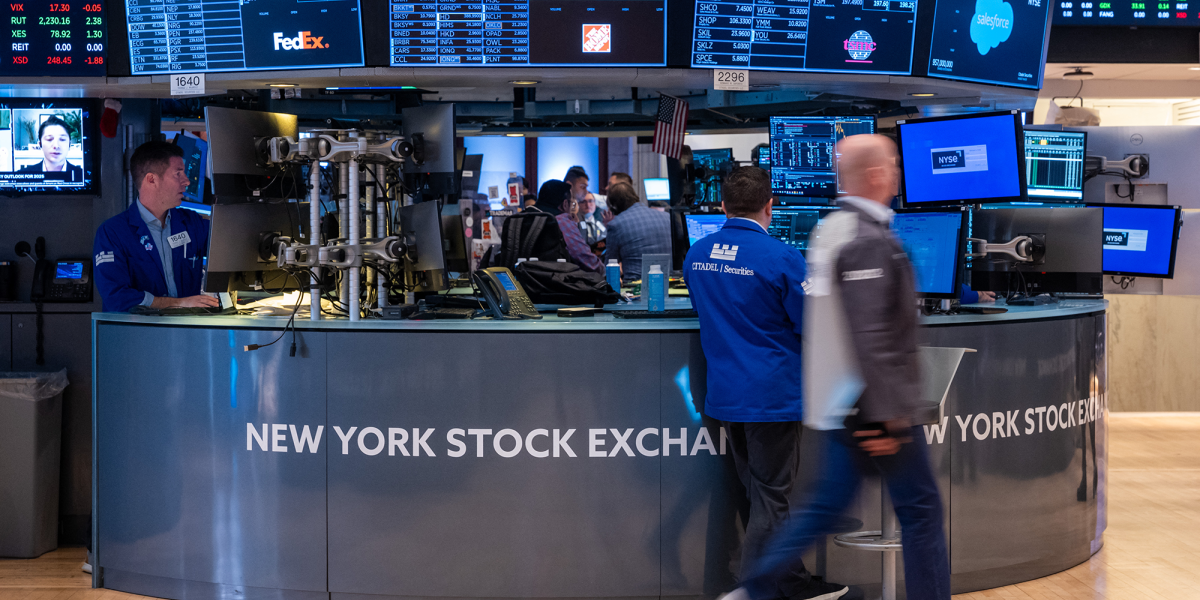 Wall Street retrocede atento a Powell; Coca-Cola sube con fuerza tras reporte