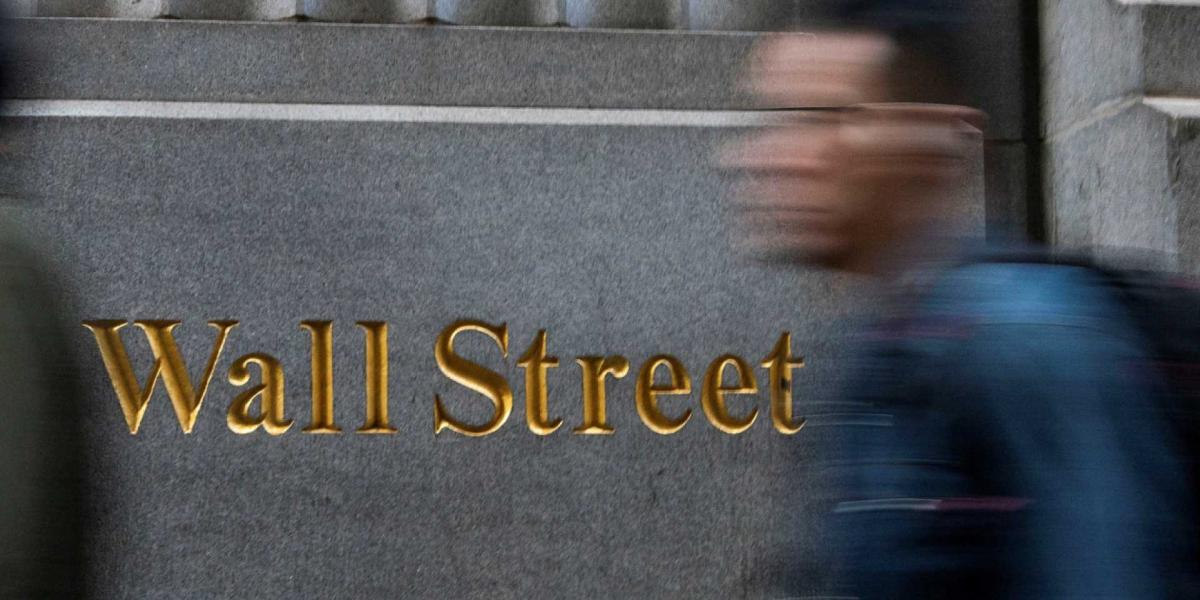 Wall Street cae en la semana, pero cierra mes de fuertes avances