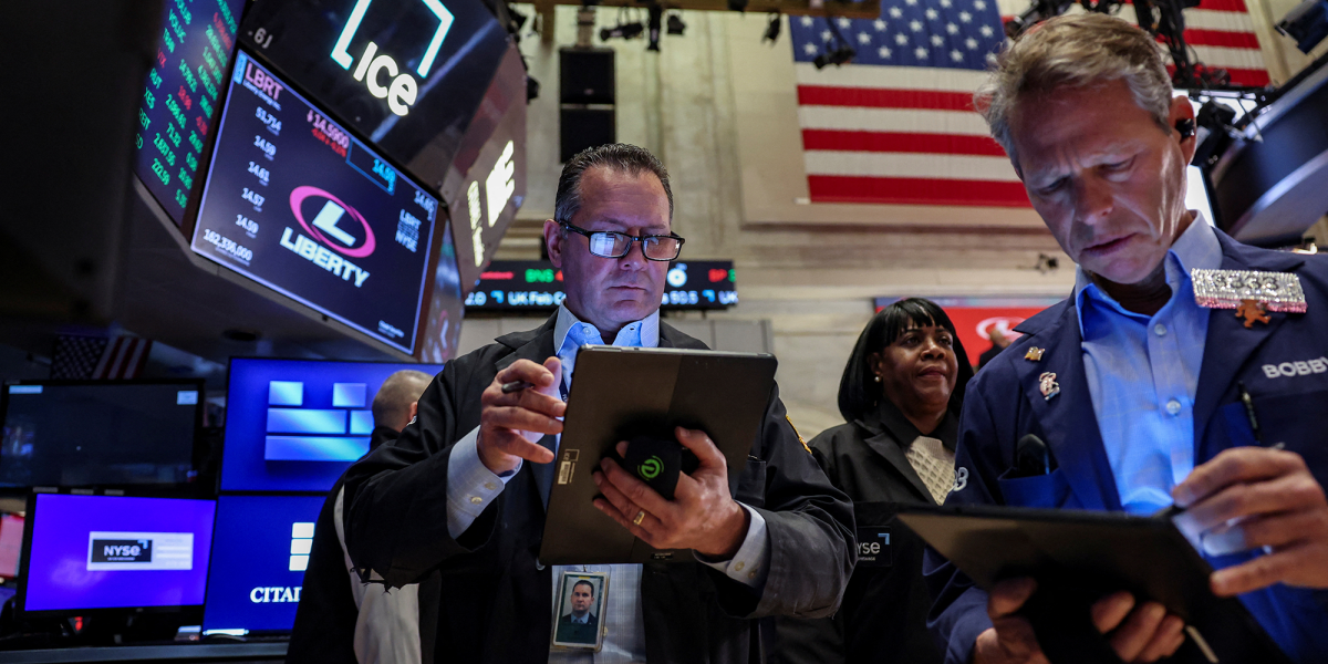 Wall Street retrocede tras declaraciones de Powell; Nvidia cae casi 7% por controles de exportación