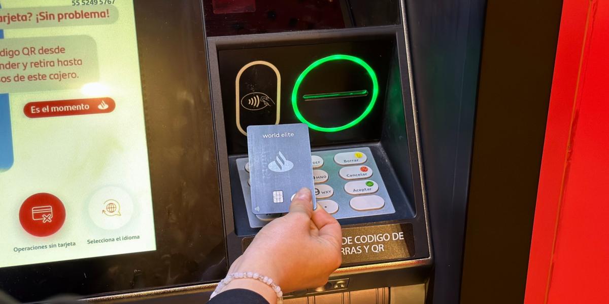 Clientes de Santander ya podrán hacer retiros contactless en sus cajeros