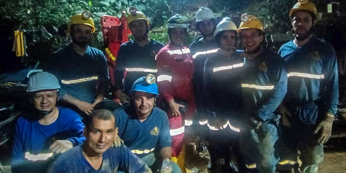 Socorristas rescatan a 18 trabajadores atrapados en mina de oro en Colombia