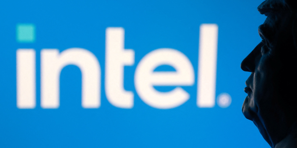 Intel se desploma en Bolsa por problemas de oferta de chips de IA