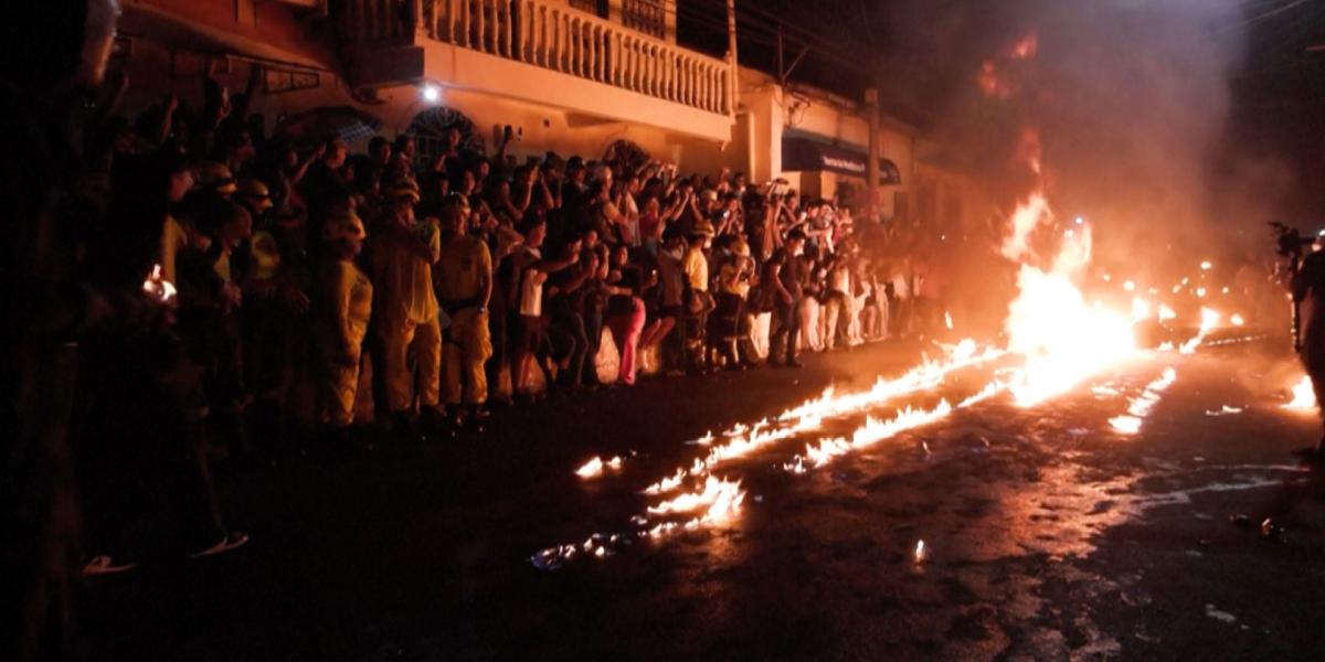 "Simple diversión”; la Batalla de las Bolas de Fuego enciende la noche en El Salvador