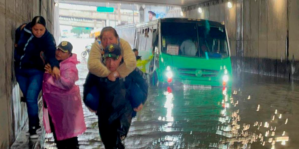 Lluvias intensas provocan inundaciones en CDMX y dejan un microbús ...