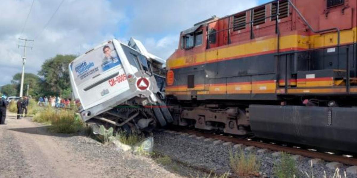 Tren embiste autobús de pasajeros en Comonfort, Guanajuato; reportan ...