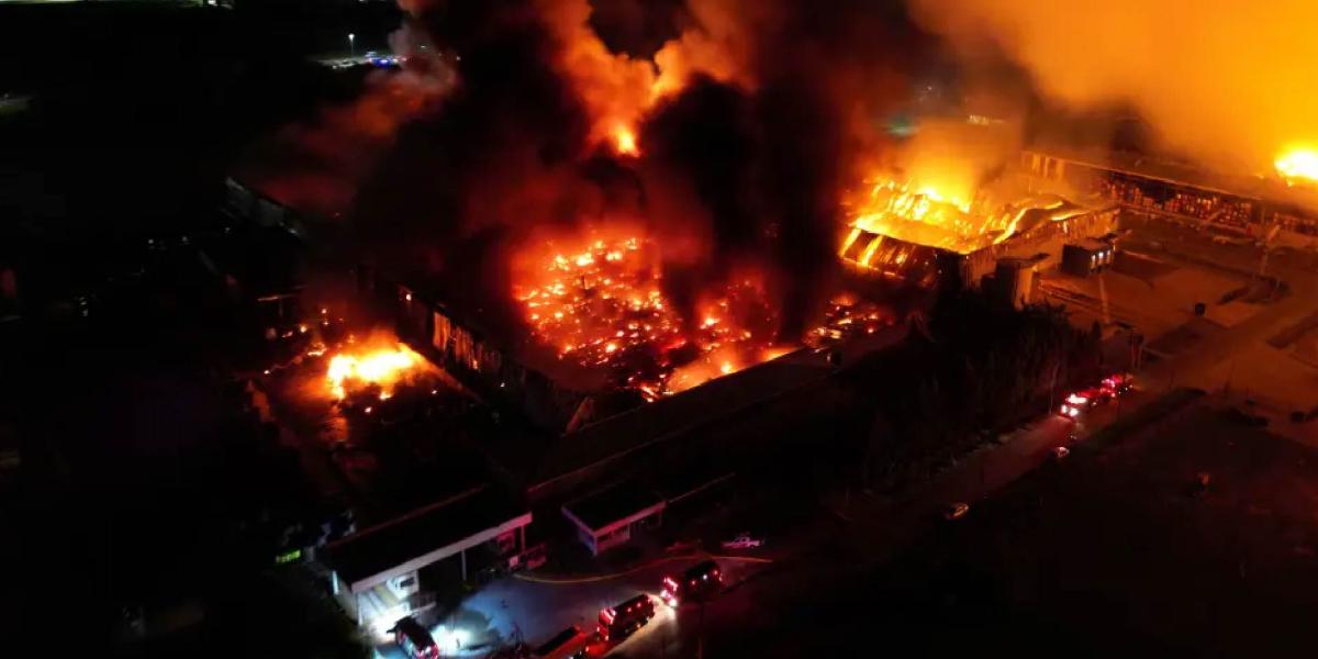 Controlan incendio tras fuerte explosión en zona industrial de Buenos Aires