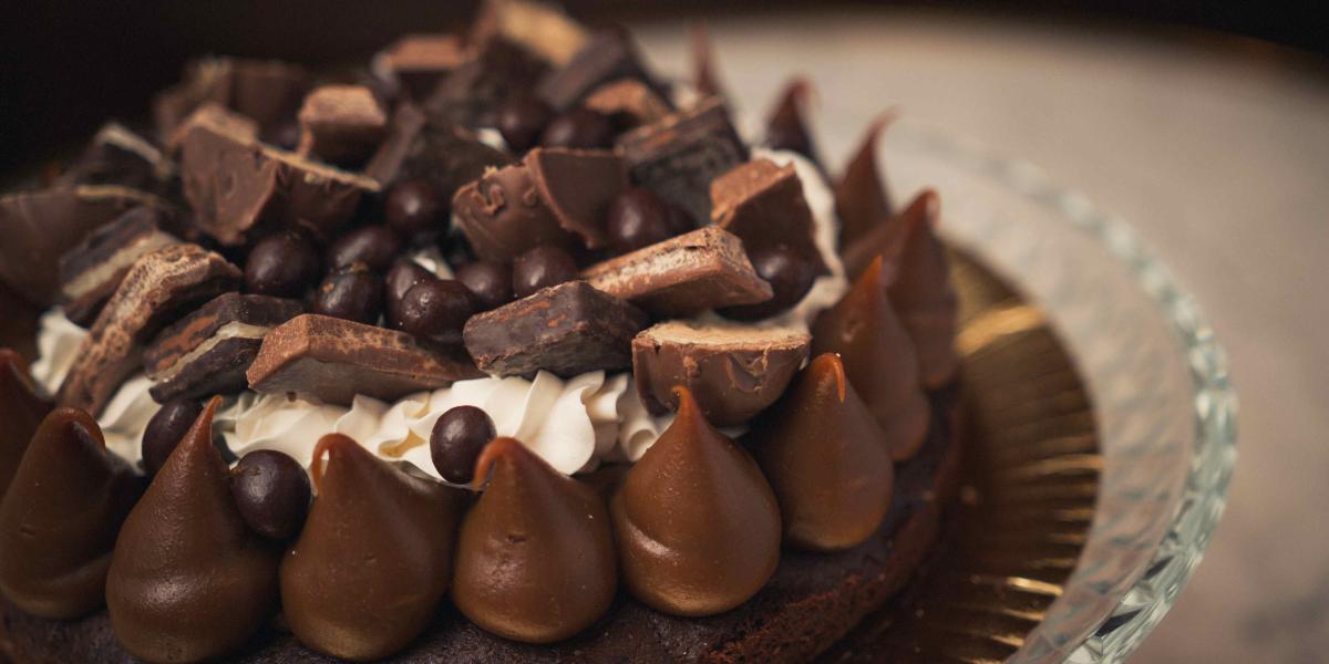 Cómo preparar un pastel de bombones y chocolate, perfecto para Navidad ...