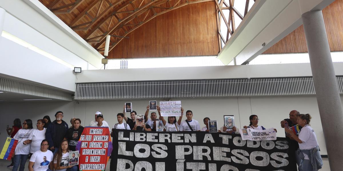 Al menos 30 presos políticos salieron de cárcel en Venezuela tras amnistía