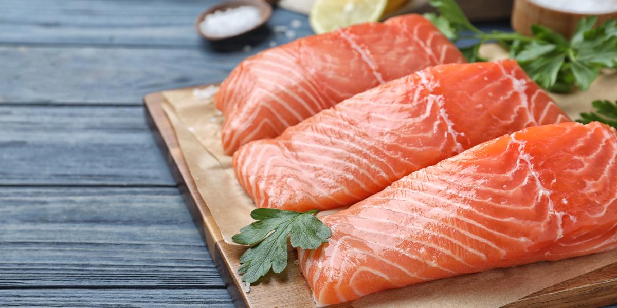 Salmón vs trucha salmonada: Cuál conviene más en precio y nutrición en 2026