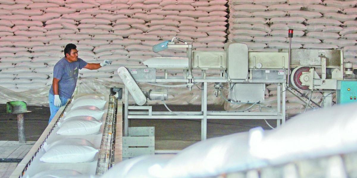 Azúcar ilegal evade arancel y presiona mercado