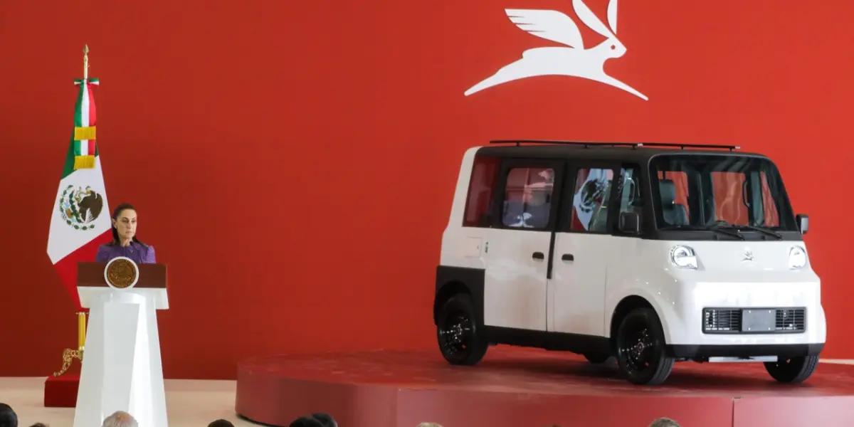 Claudia Sheinbaum presenta Olinia, el primer auto eléctrico mexicano
