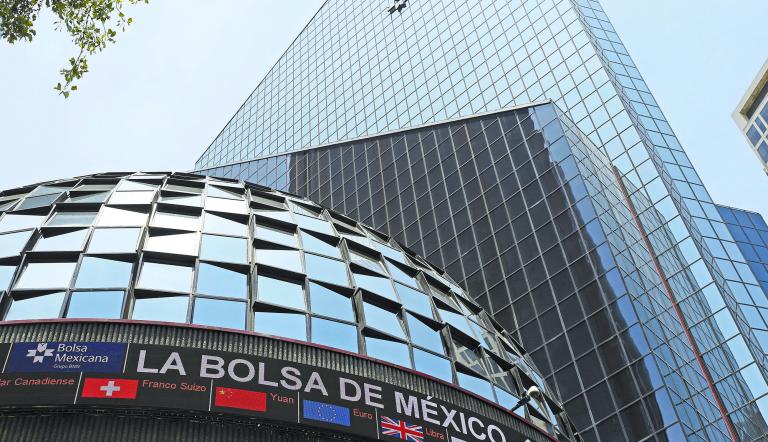 Bolsa mexicana cierra con pérdidas tras marcar un nuevo máximo récord