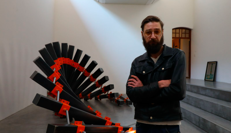 Estructuras?”, cuestiona Luke Hart con su obra escultórica