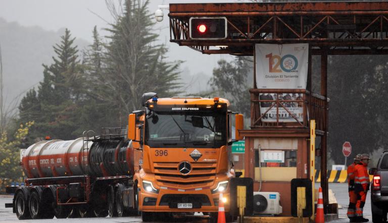 Chile detiene labores en mina para rescatar a cinco mineros atrapados