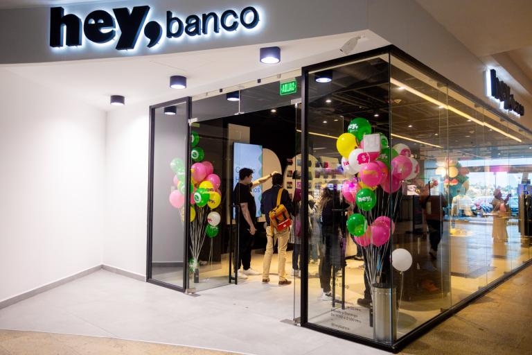 Hey Banco inaugura su Fan Shop en el Centro Comercial Mundo E