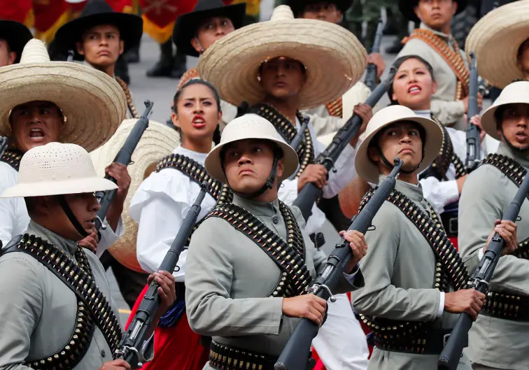 Desfile militar por el 209 aniversario de la Independencia de México