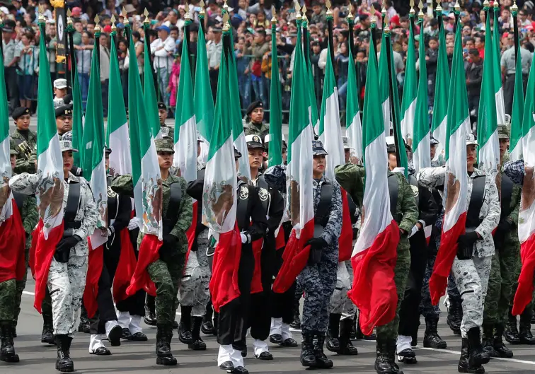 Desfile militar por el 209 aniversario de la Independencia de México