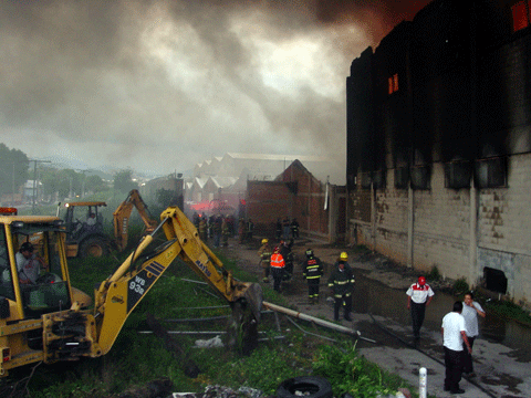 Sofocado, 70% del incendio en bodegas de Naucalpan